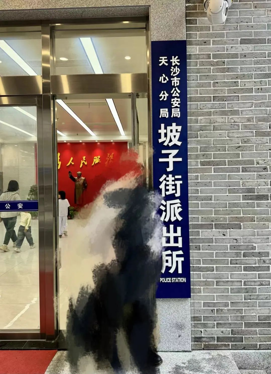 游客扎堆打卡！网红派出所提醒，不要这样拍照…… - 新华网客户端